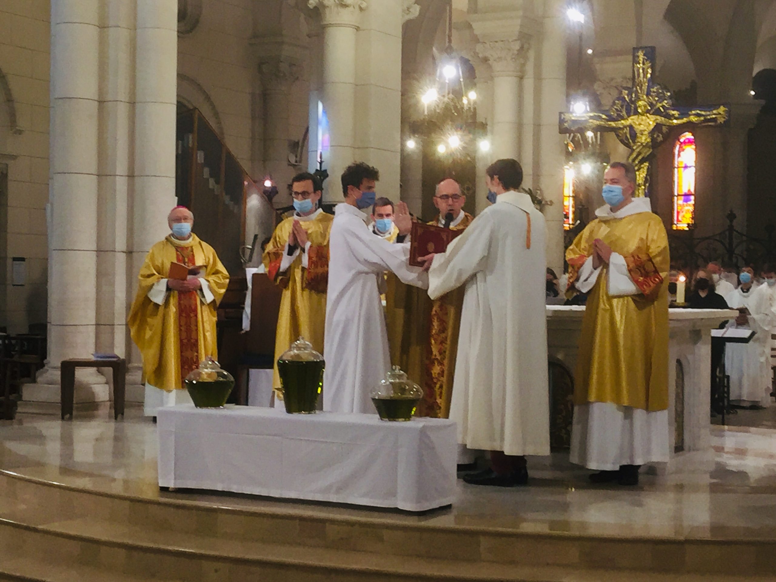 Le Saint Chrême, douceur et force du Christ pour les jeunes ! - Jeunes ...